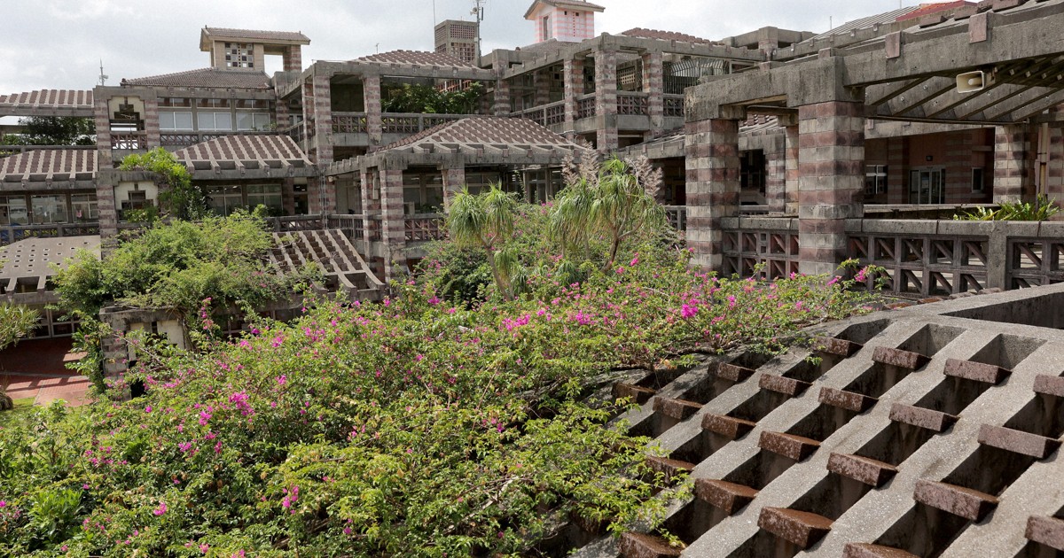 Retro Japan: Unique terraces of Nago City Hall in Okinawa Pref. offer ...