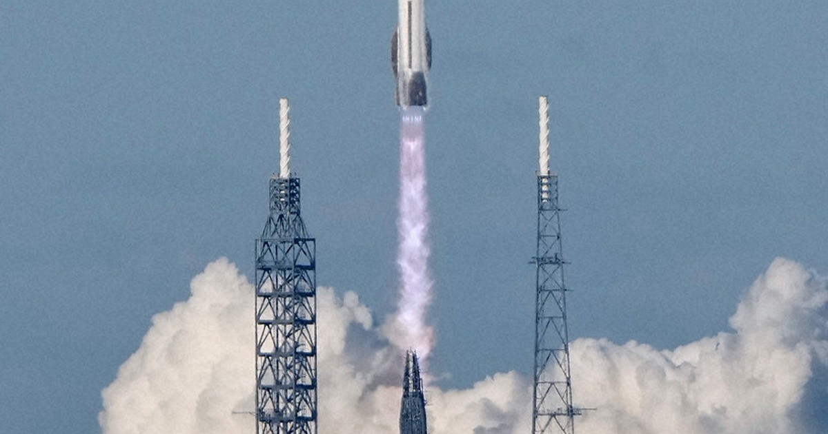 Blue Origin launches huge rocket carrying twin NASA spacecraft to Mars ...