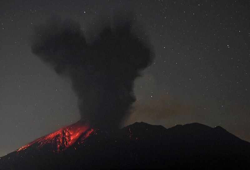 Sakurajima volcano erupts in southwest Japan, creating 4,400 m-high ...