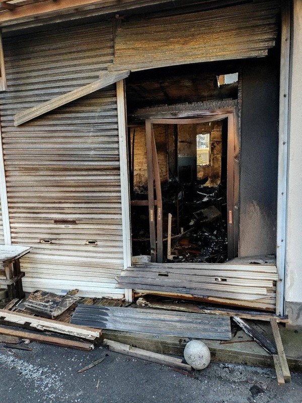 「何も残っていなくても」 立ち入り禁止に落胆する住民も 大分火災 [写真特集1/6] | 毎日新聞