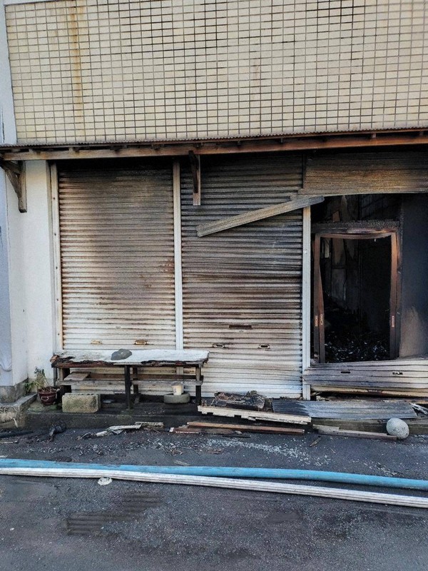 「何も残っていなくても」 立ち入り禁止に落胆する住民も 大分火災 [写真特集1/6] | 毎日新聞