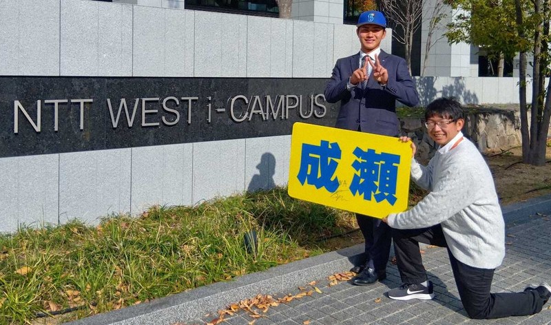 DeNAドラ5・成瀬 仮契約で誓った！初安打で感謝「N西」ポーズ（スポニチ） | 毎日新聞