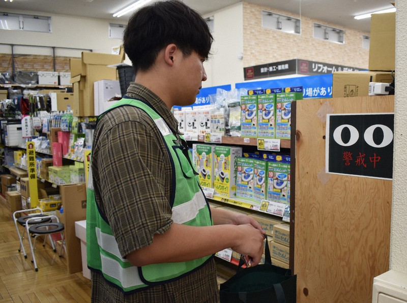 What simple, effective way to prevent shoplifting has Japan univ ...