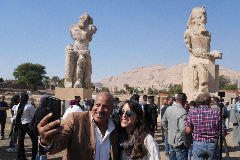Egypt reveals restored colossal statues of pharaoh in Luxor - The Mainichi