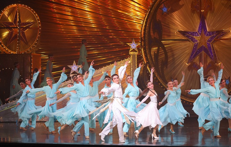 宝塚歌劇：宝塚星組公演「恋する天動説」「DYNAMIC NOVA」 [写真特集1/5] | 毎日新聞