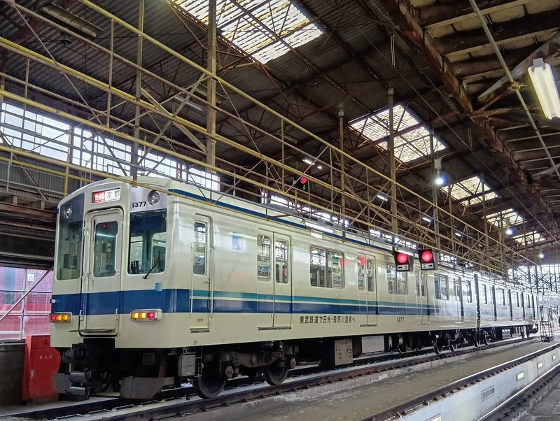 近鉄で東武8000系風のラッピング列車 デザイン交換で相互にPR [写真特集1/4] | 毎日新聞