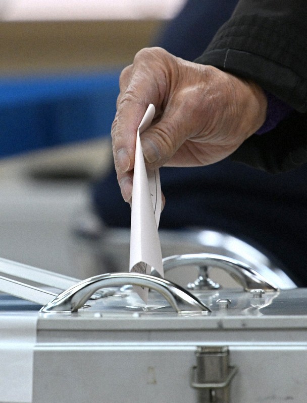 Early voting for Japan's lower house election begins - The Mainichi