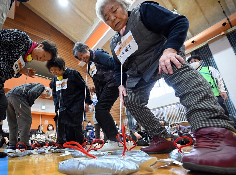 Seniors in north Japan village exercise, socialize in 'Winter Pinpinpic ...