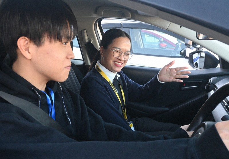 Driving school in Japan's Mie Pref. a foreigner instruction trailblazer ...