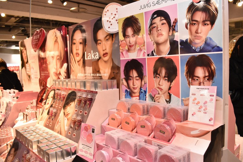News in Easy English: More men in Japan using makeup - The Mainichi