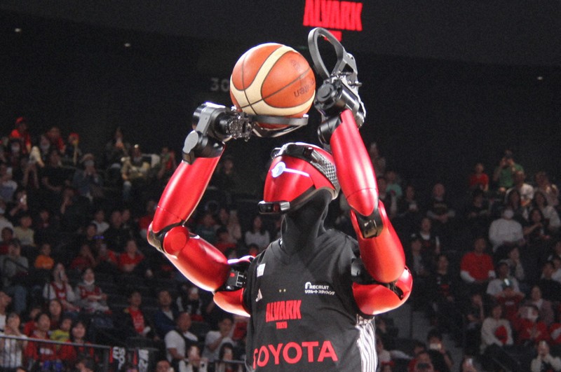 Toyota's new basketball robot wows crowd in Tokyo with smooth shooting ...