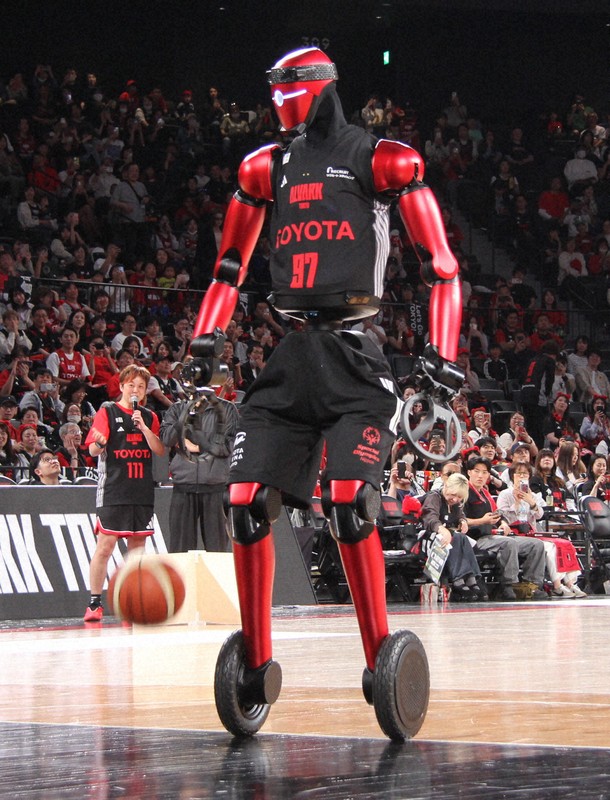Toyota's new basketball robot wows crowd in Tokyo with smooth shooting ...