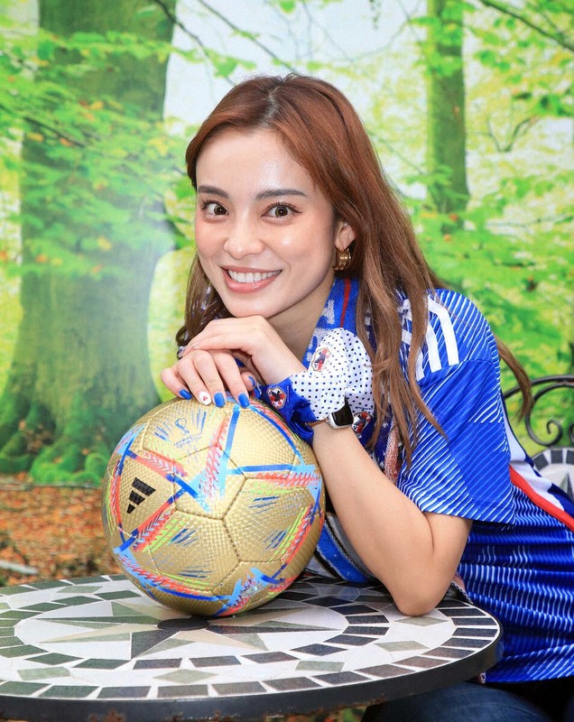 W杯で話題になった美人サポ・SHONO 緊急手術へ「サッカー選手みたいな怪我しました」夫はJリーガー（スポニチ） | 毎日新聞