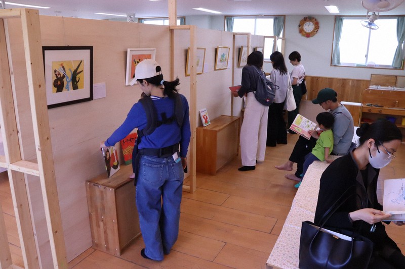 Exhibition brings peace-themed picture book art to Japanese preschools ...