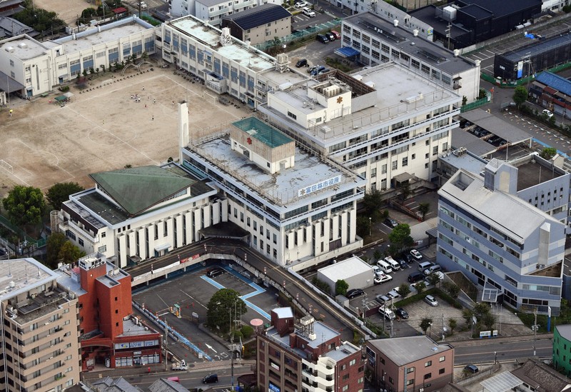16 garbage collectors in Osaka Pref. allegedly pulled out items for ...