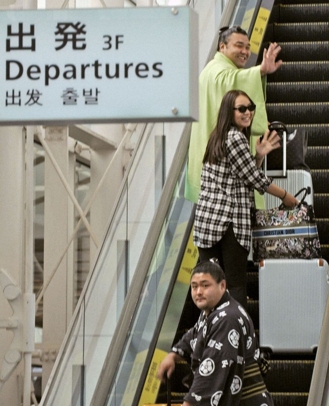 Sumo: Yokozuna Hoshoryu, other wrestlers depart for Paris exhibition ...