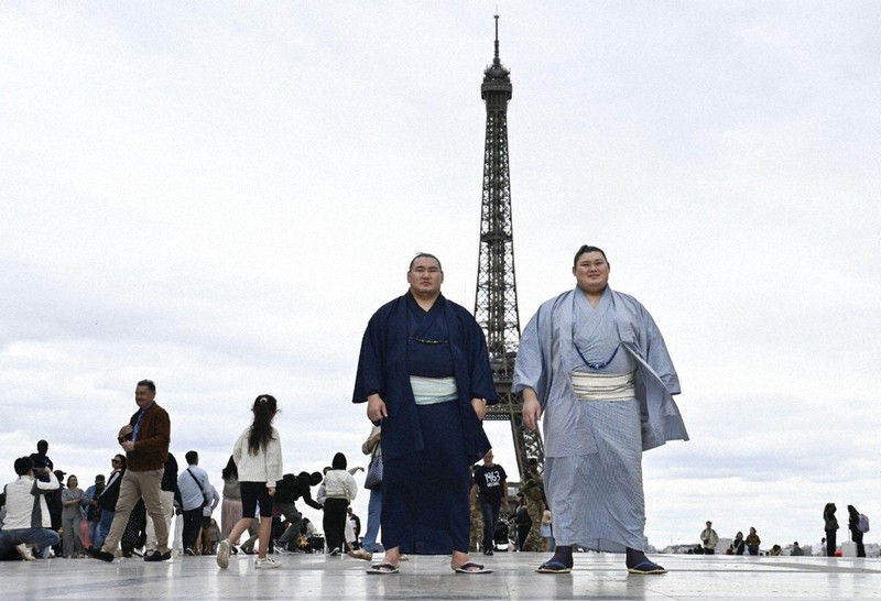 Sumo: Grand champions Onosato, Hoshoryu tour Paris ahead of exhibition ...